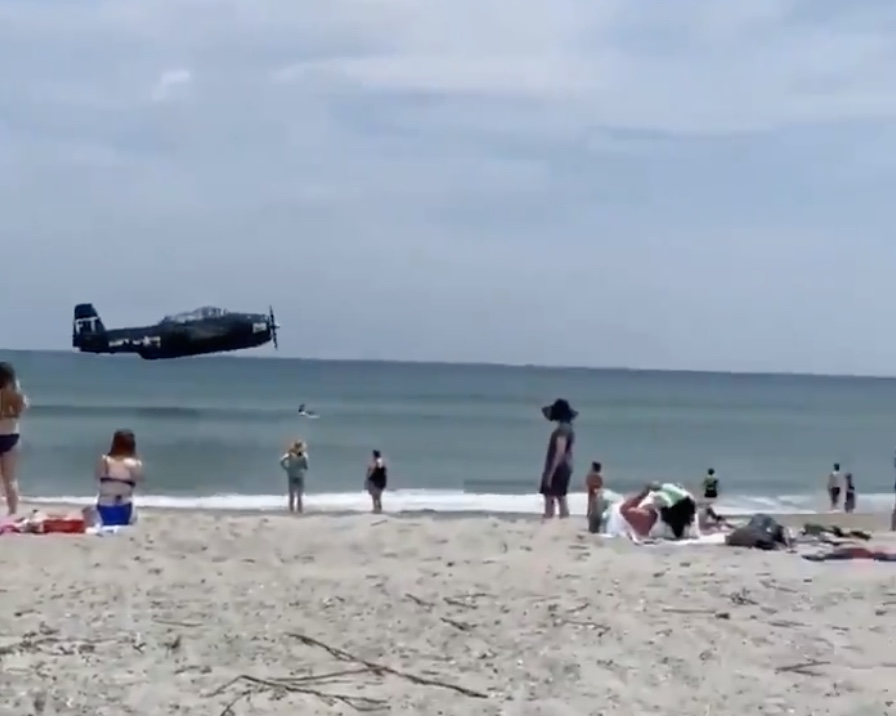 GeenStijl: 'O GAWD'. Avenger crashlandt tussen zwemmers