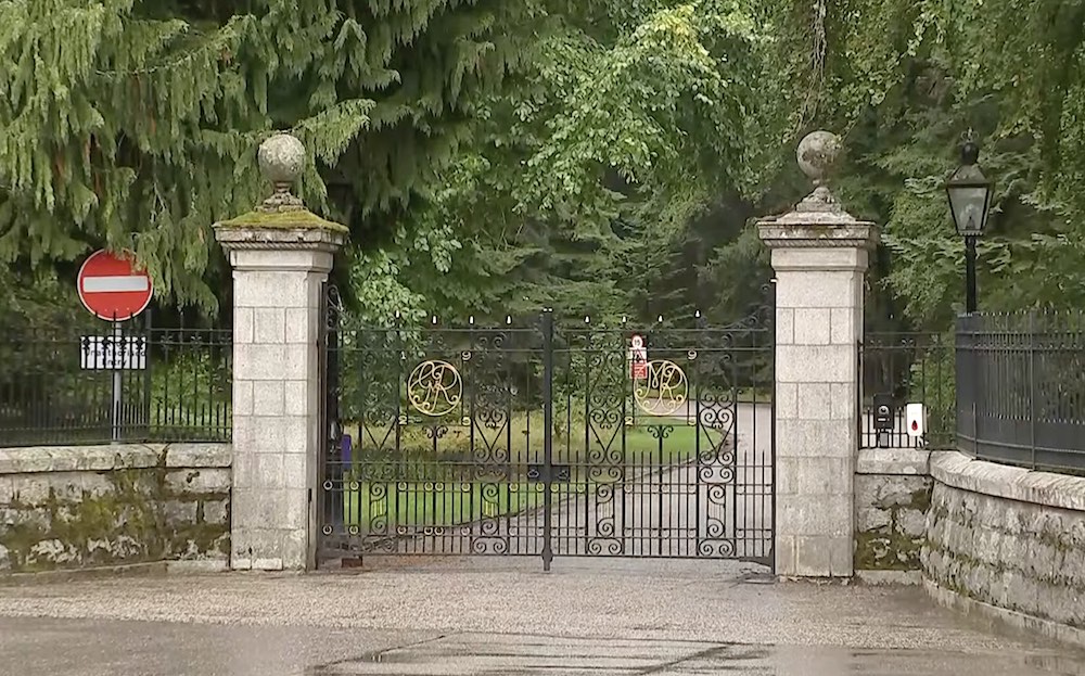 GeenStijl: LIVE - Balmoral Castle Gate