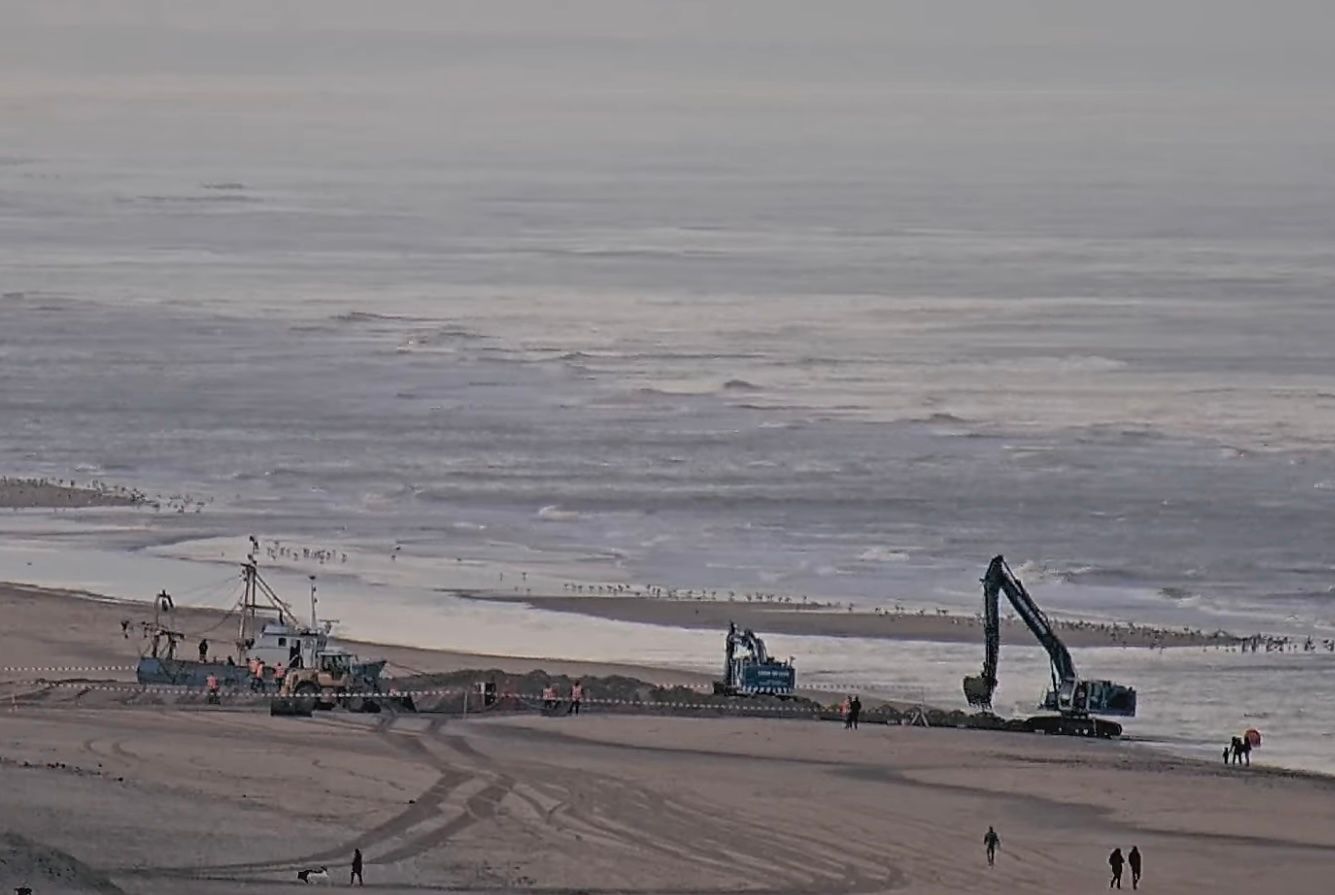GeenStijl: LIVE - Gestrand schip van strand halen