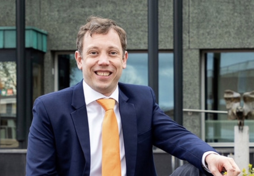 GeenStijl: Graai graai. Wethouder politiek failliet Epe pakt 144.630 ...