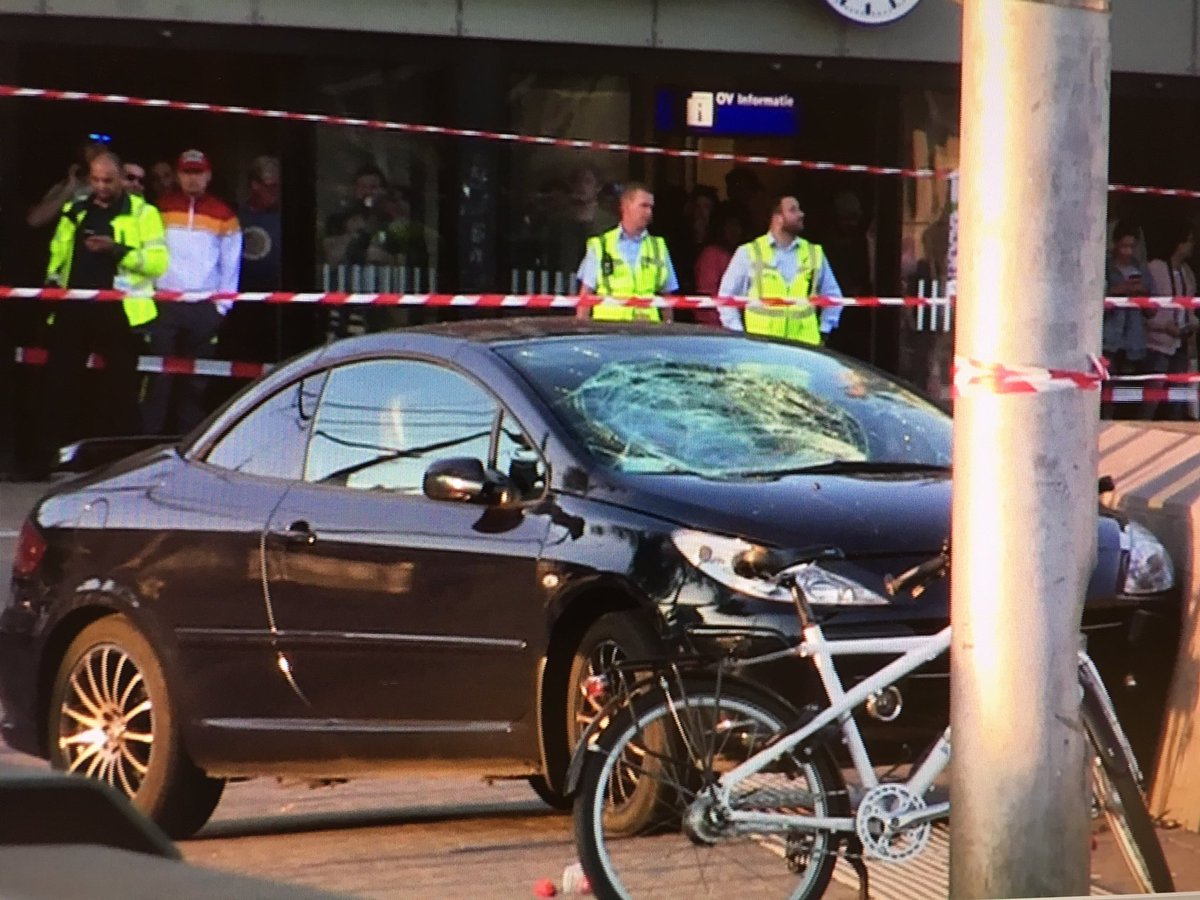 GeenStijl: Zeg @Politie_Adam. Heet de Suikerspiegelende Stationscoureur ...