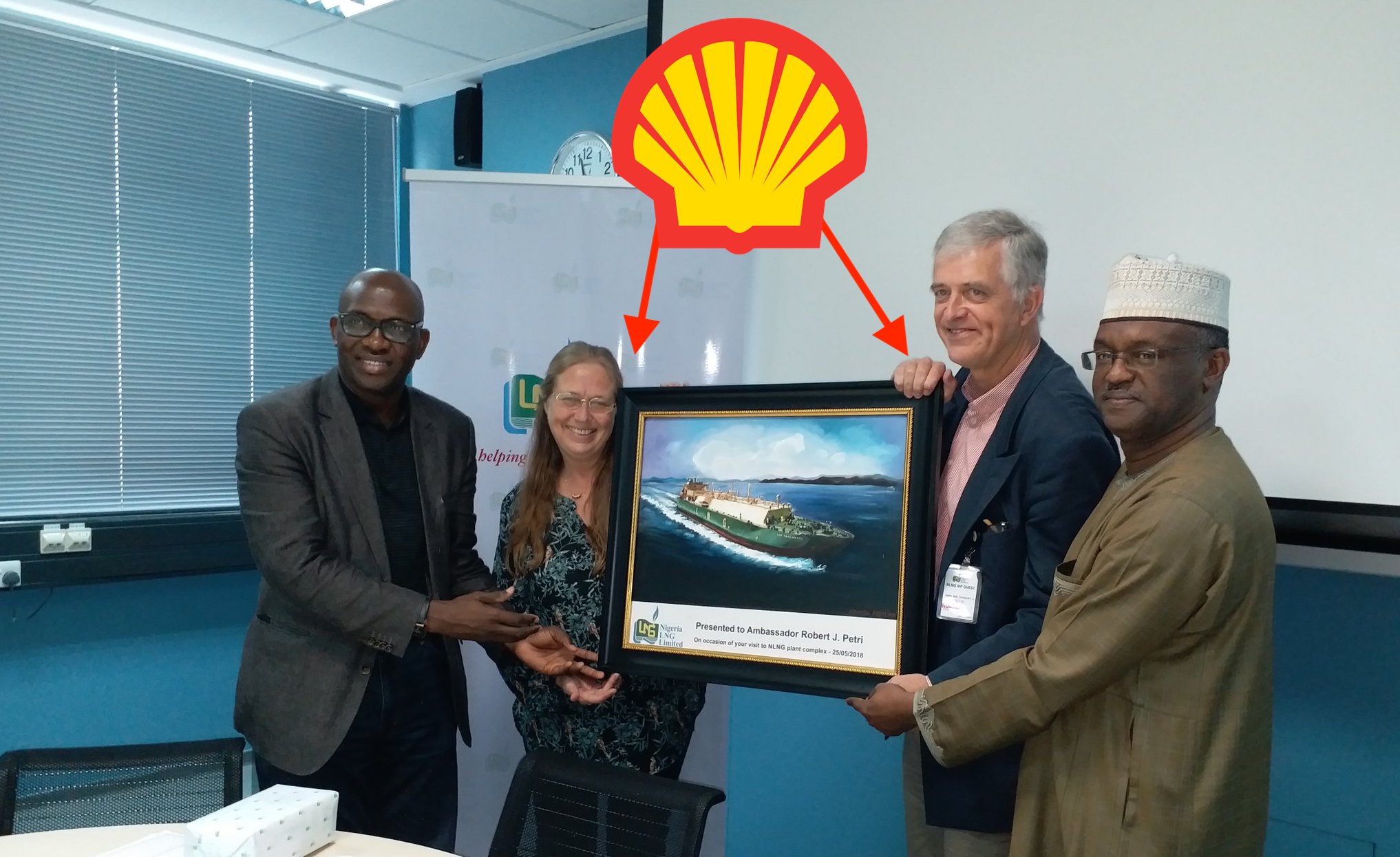 GeenStijl: Olielek. NL ambassadeur Nigeria gaf Shell info