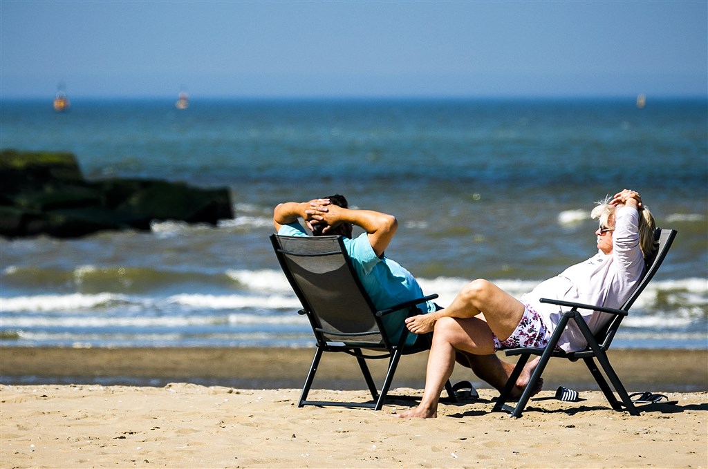 GeenStijl: Belangrijke fotoserie. Mensen op het strand