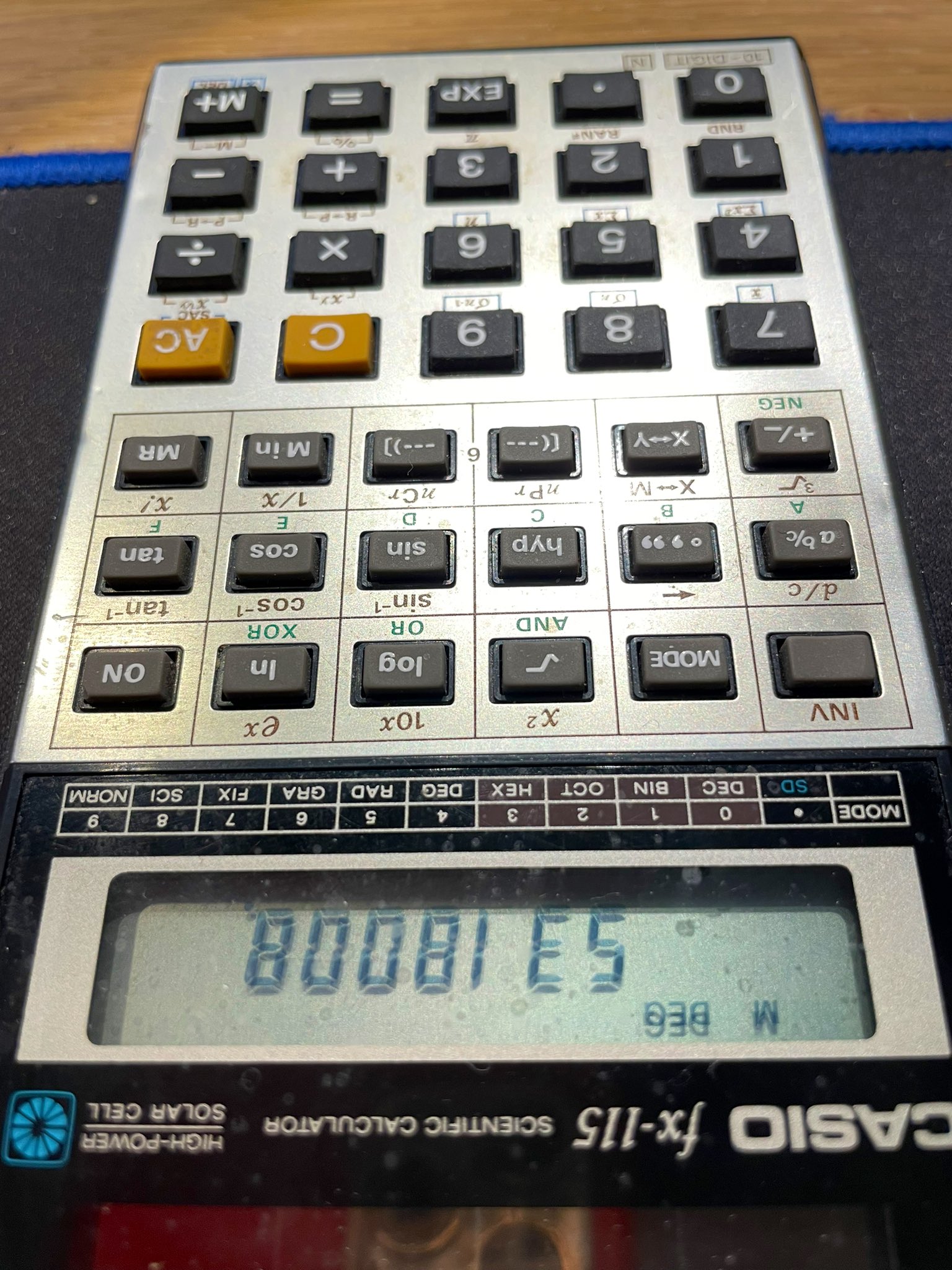 GeenStijl: WTF? Scholen gebruiken nog rekenmachines