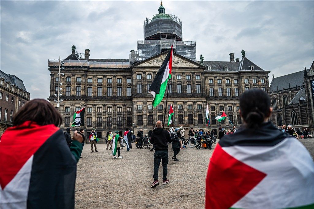 GeenStijl: Gezelligheid op de Dam! Pallie-demonstranten komen af op pro ...