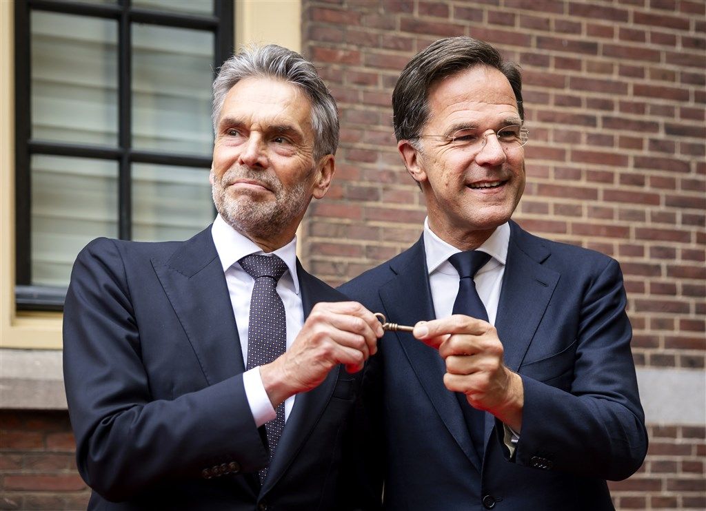 GeenStijl: BEWIJSFOTO - Mark Rutte e i n d e l i j k opgerut