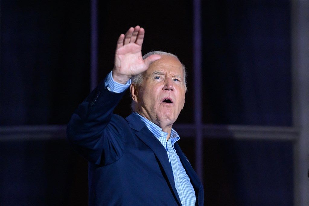 GeenStijl: Biden: 'Trots om de eerste zwarte vrouw te zijn die onder ... GeenStijl: Biden: 'Trots om de eerste zwarte vrouw te zijn die onder ...