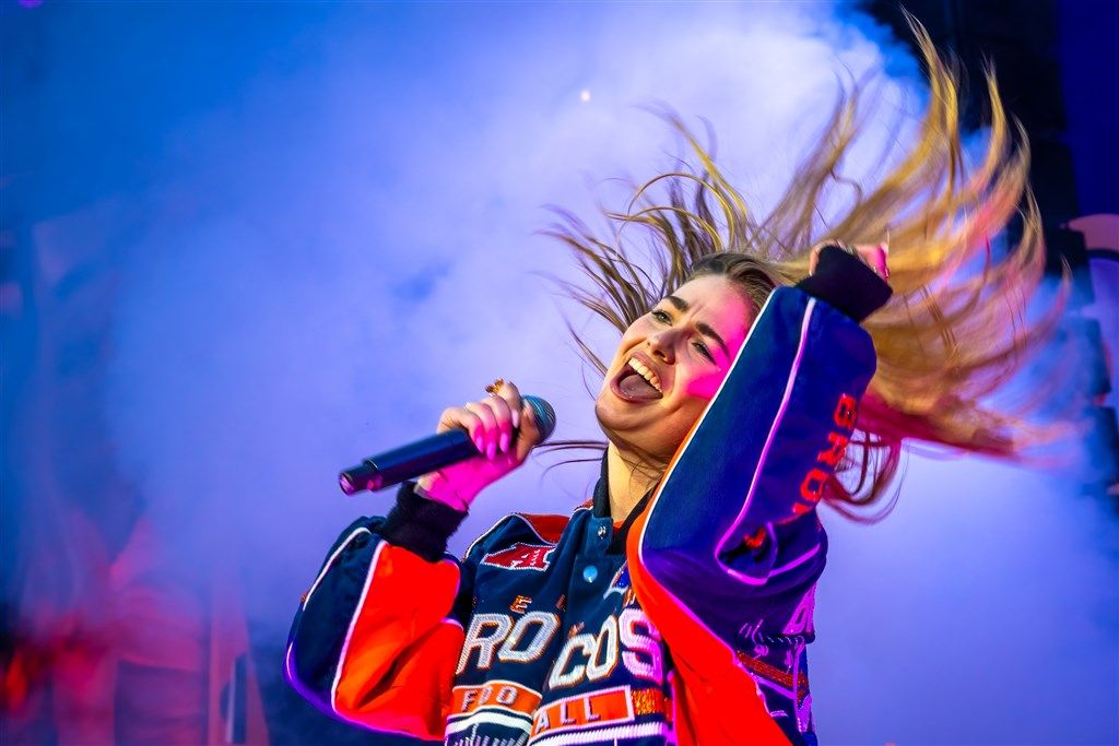 GeenStijl: BREAKING. Ene Roxy Dekker gevallen op Lowlands