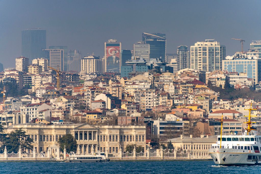GeenStijl: Aardbeving treft Istanbul, huizen trillen, mensen rennen ...