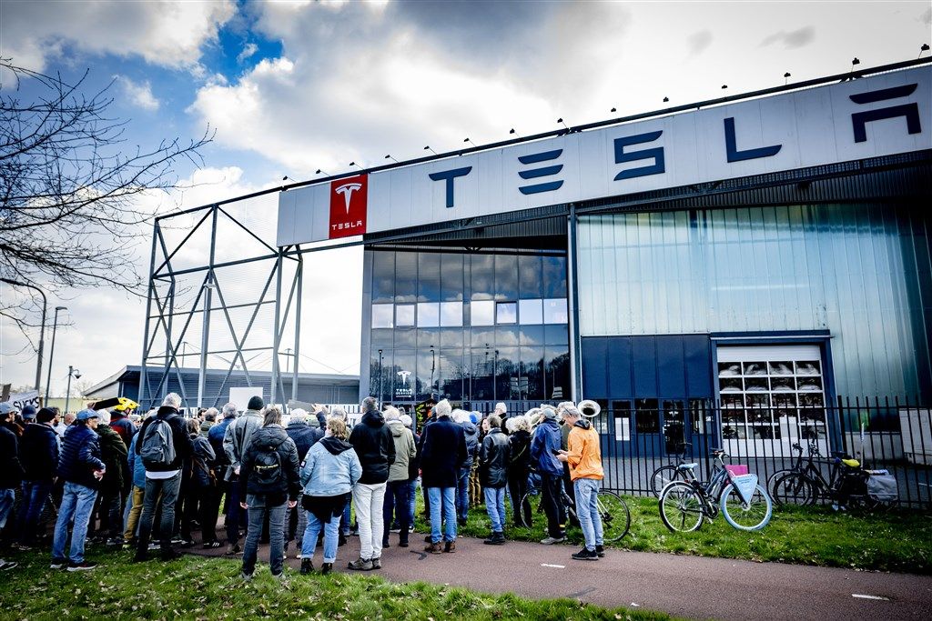 GeenStijl: FOTOOS - Demonstreren tegen TESLA in Tilburg
