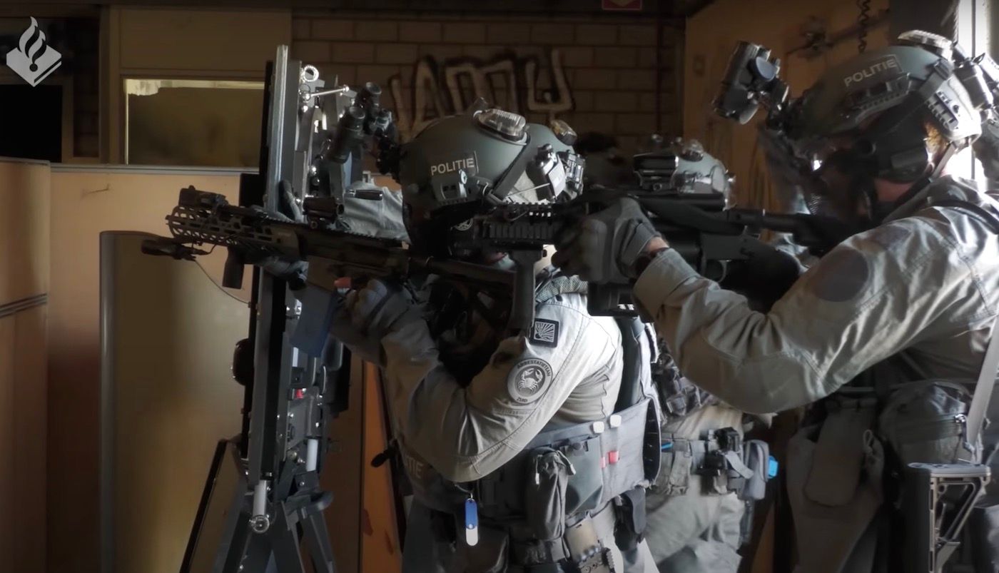 GeenStijl: Kijkvideo. Meekijken bij de bazen van de DSI