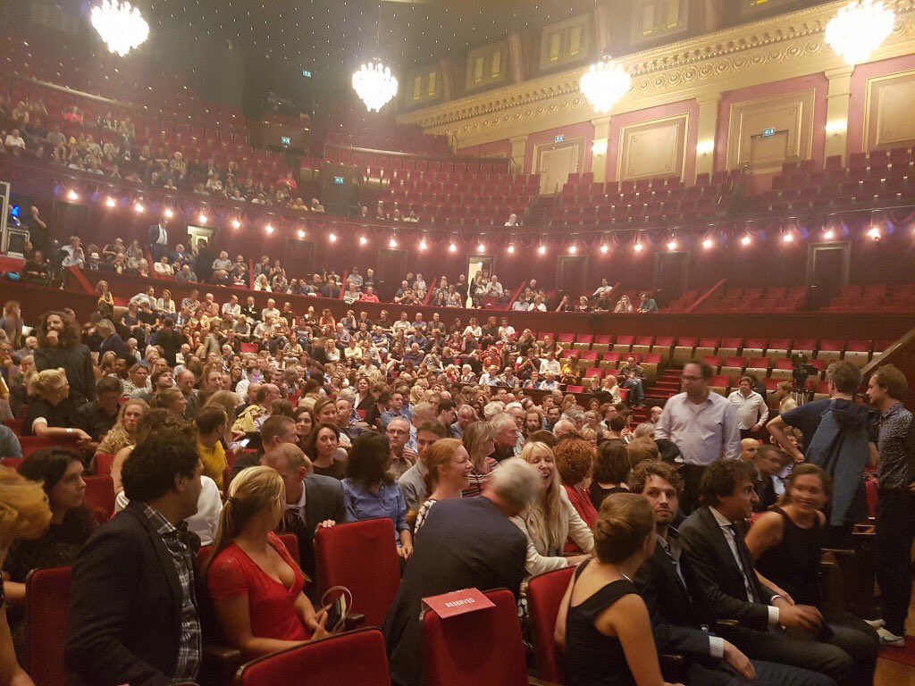 GeenStijl: Jesse. Jongen in boxer trekt karig gevuld Carré