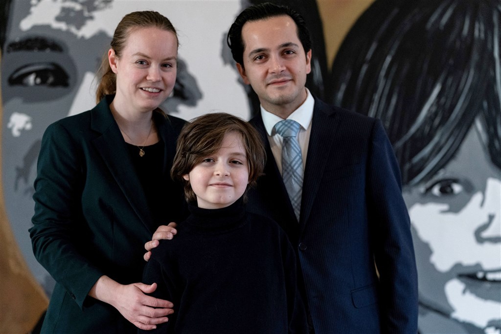 GeenStijl: Jongste werknemer (12) van Alexander Simons behaalt mastertitel