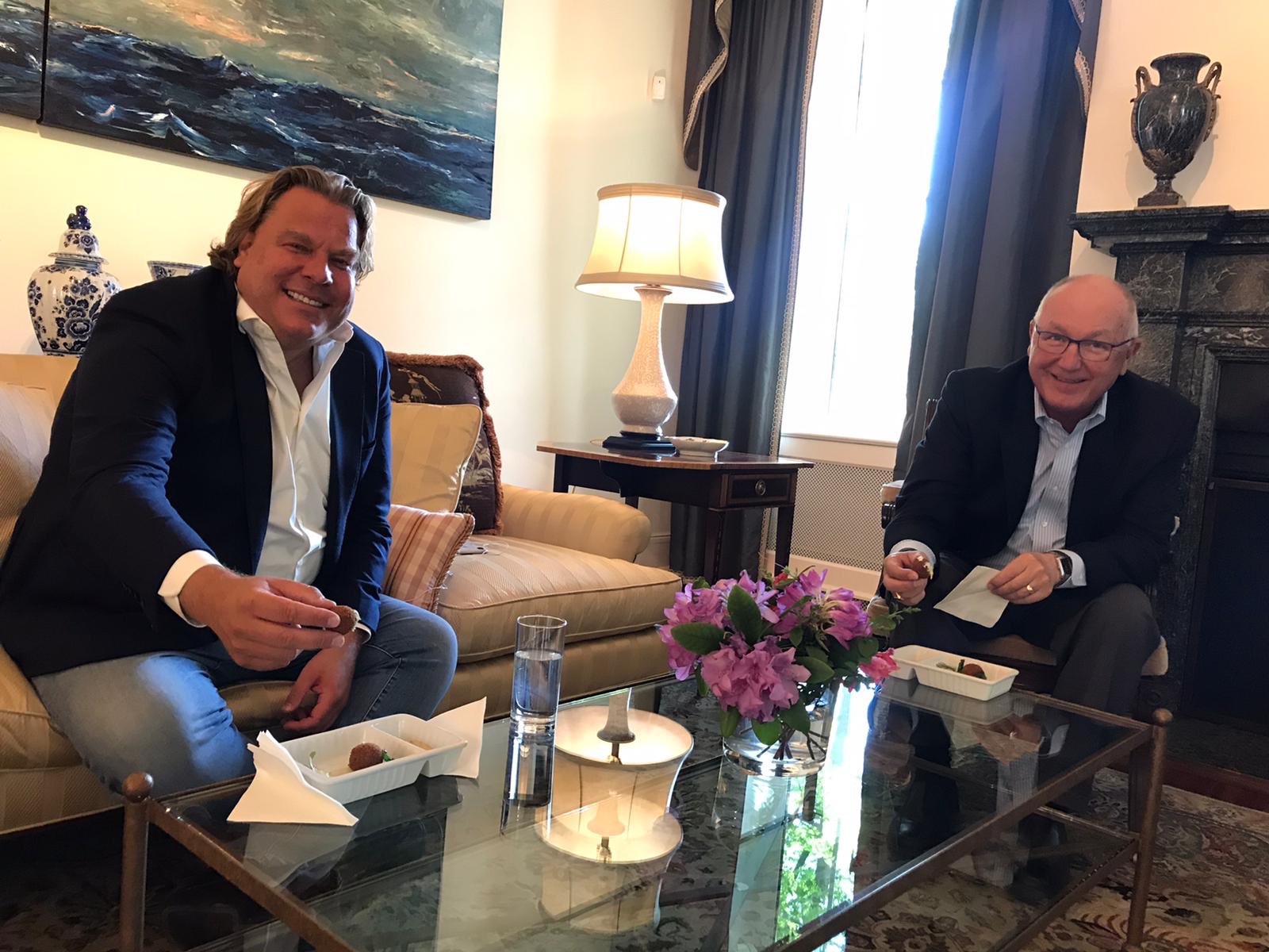 GeenStijl: #JENSENGATE. Aluhoedje op foto met Jensen
