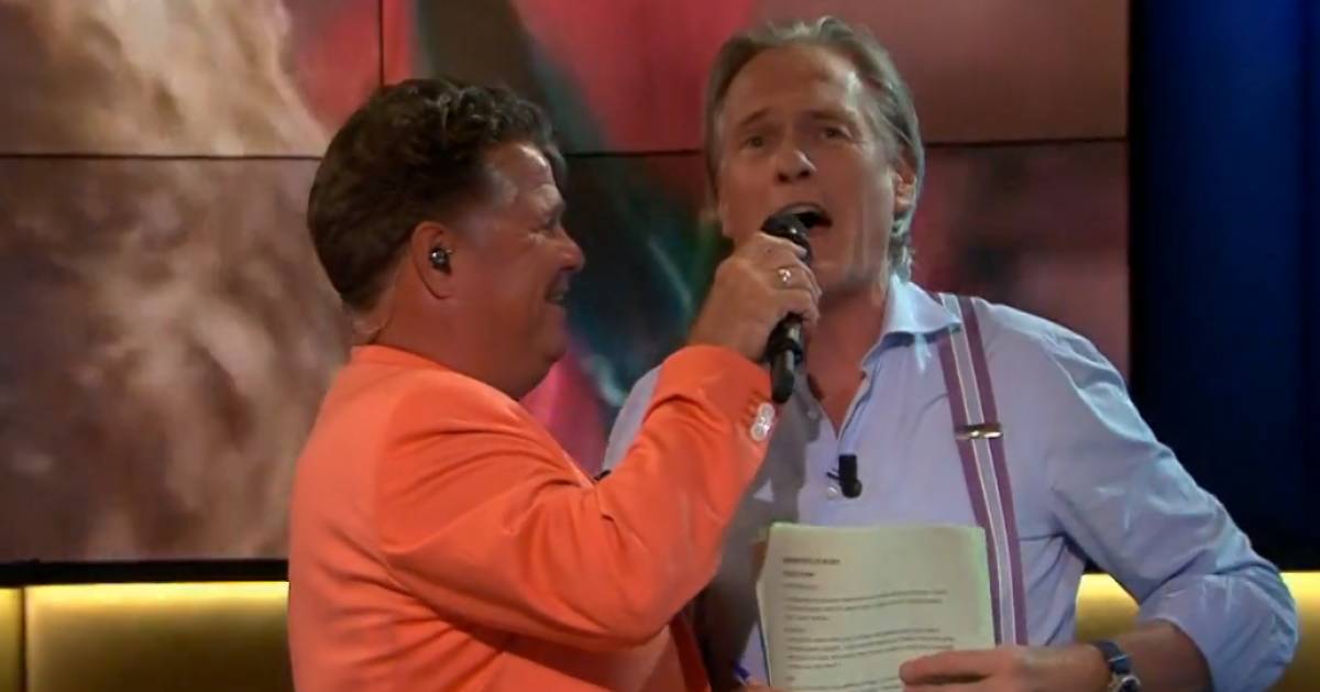 GeenStijl: StamCafé: ORANJE WINT EERSTE WEDSTRIJD - KONING DOET DANSJE