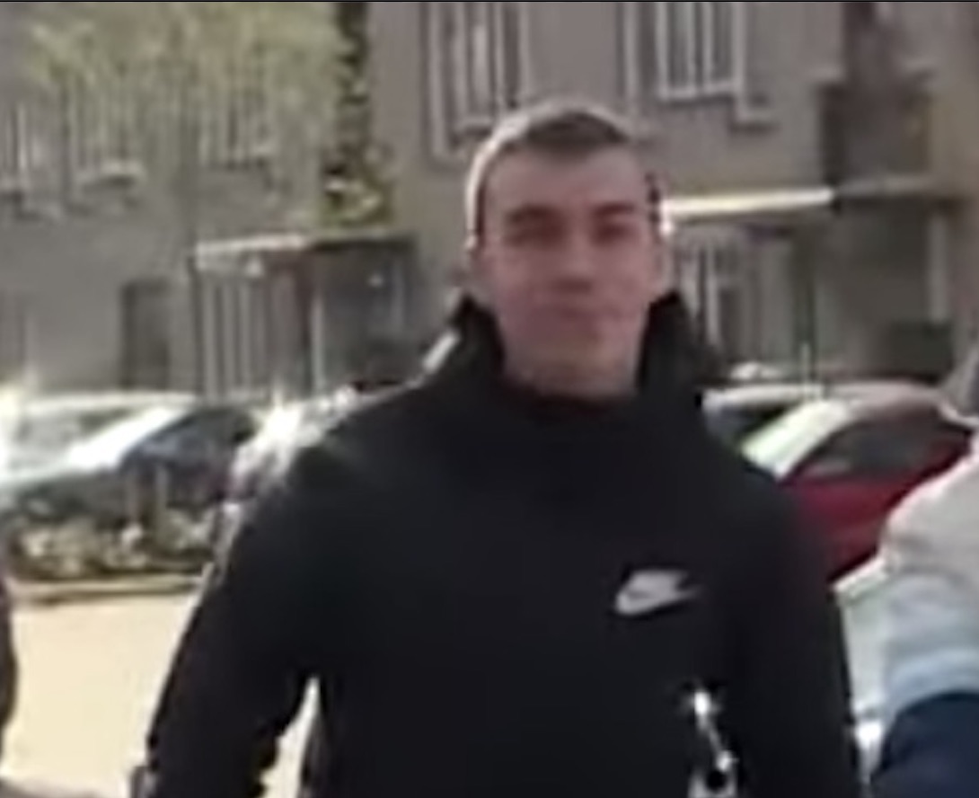 GeenStijl: DE VIDEO. Powned-cameraman krijgt klappen