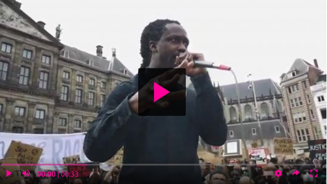 GeenStijl: Gedoe. Akwasi wil Zwarte Piet op gezicht trappen GeenStijl: Gedoe. Akwasi wil Zwarte Piet op gezicht trappen