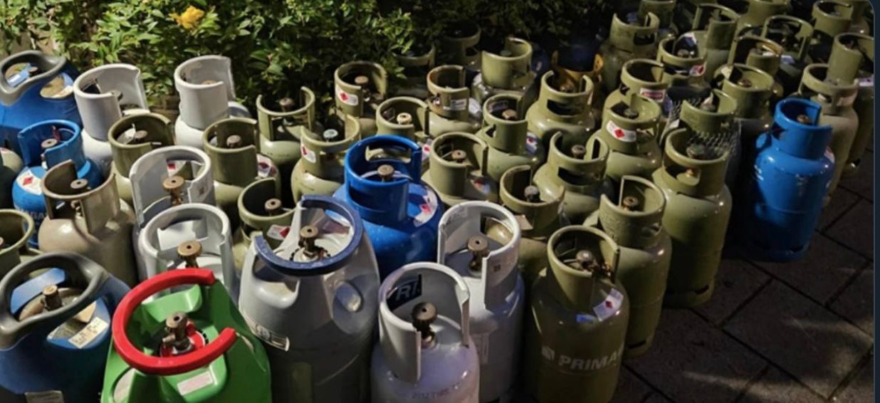 GeenStijl: Eh.... HOEVEEL gasflessen in een kelderbox?